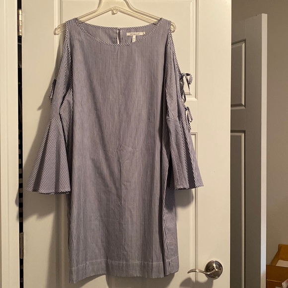 Avec Les Filles | Dresses | Cold Shoulder Shift Dress | Poshmark